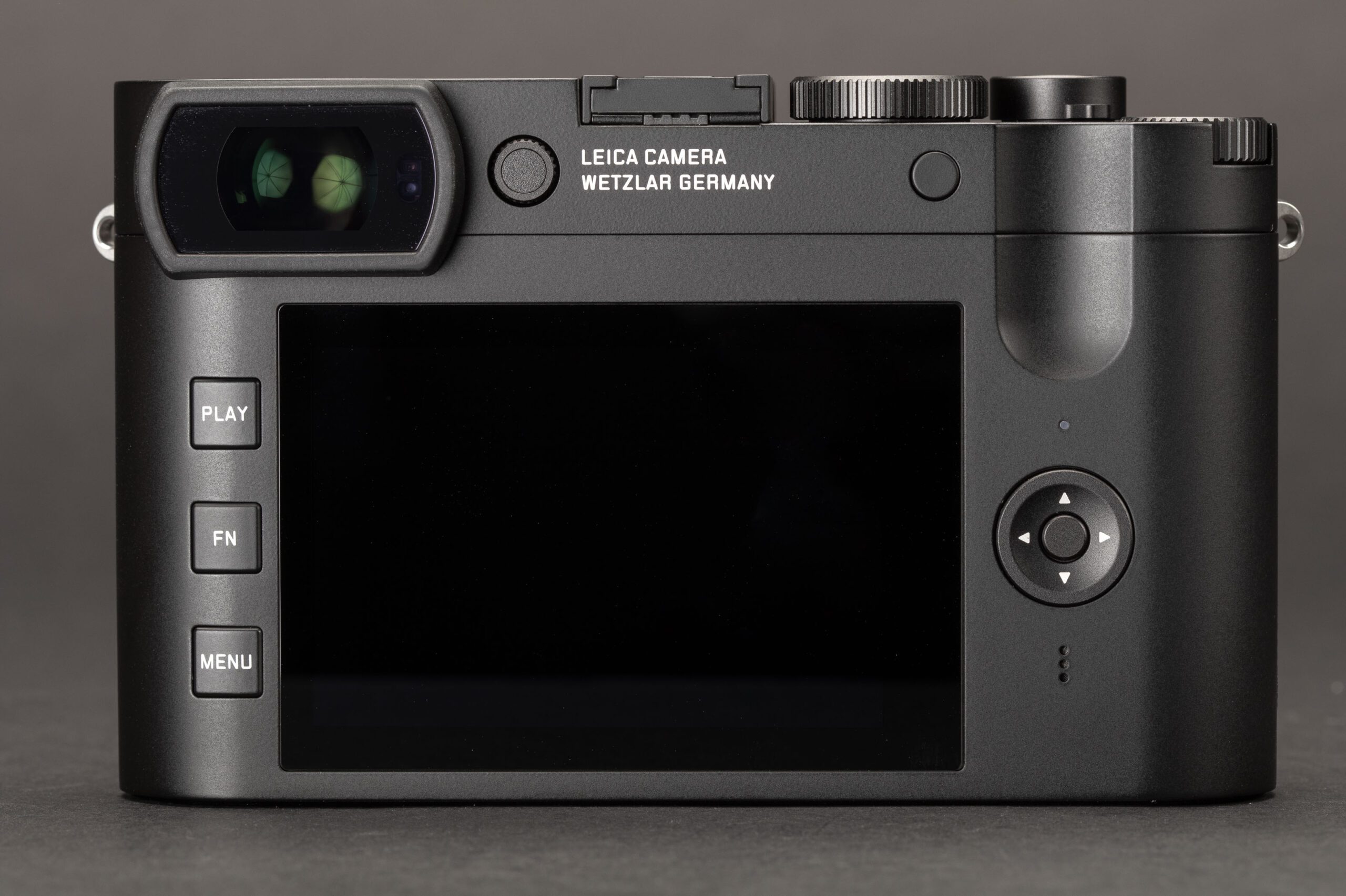 Leica-Q2-Monochrom-back - Sanal Sergi